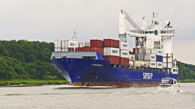 Portside vs Starboard- Navigating the Differences at Sea